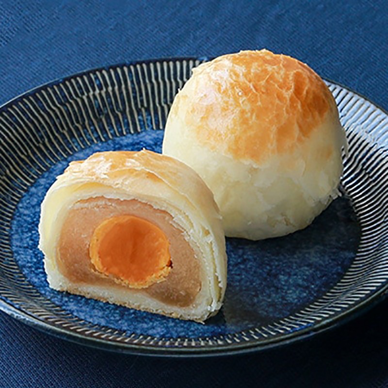 Get Limited mooncake egg white and yolk buns, white bean paste and egg ...