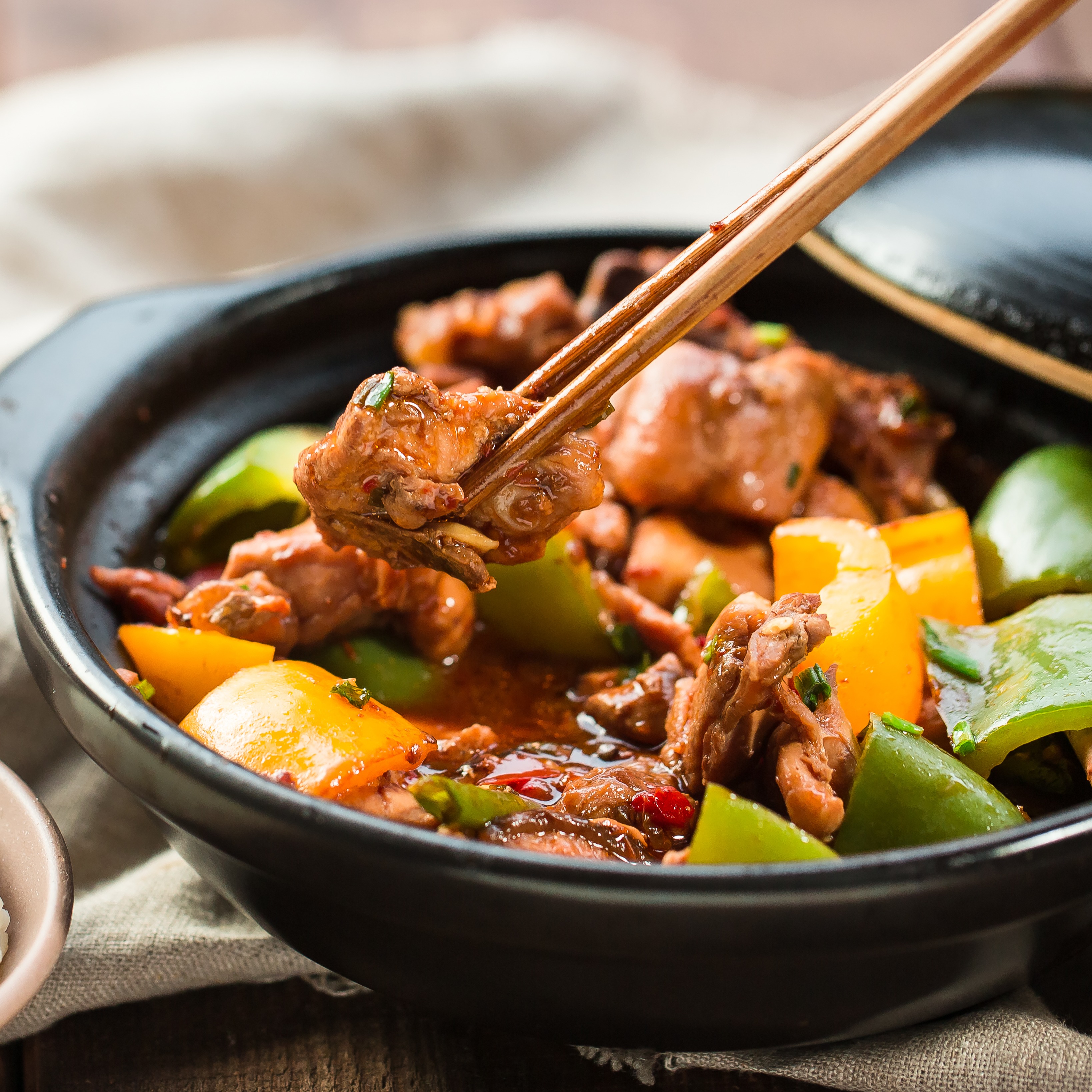 新鮮出爐 黃燜雞 不含米飯 微辣 500g - Weee!