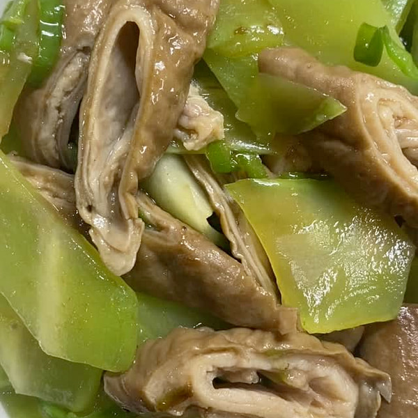 Stir-fried pork intestine with lettuce slices and green pepper