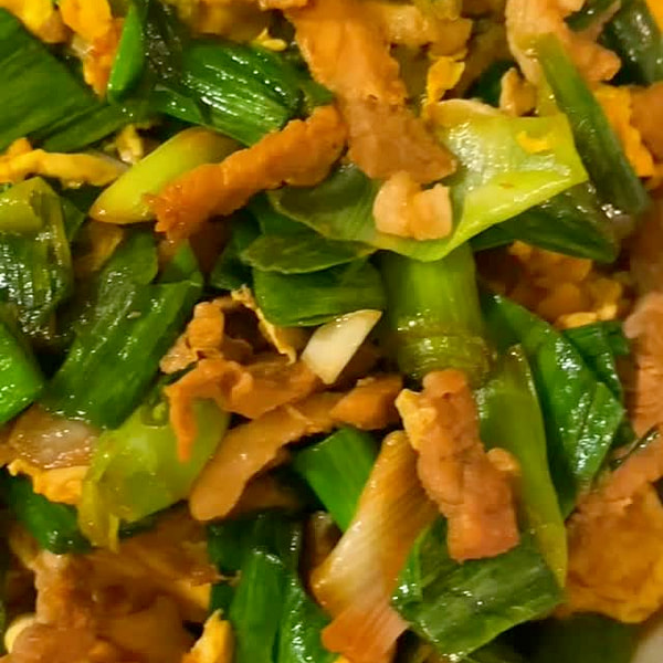 Stir-fried garlic sprouts with shredded pork and eggs