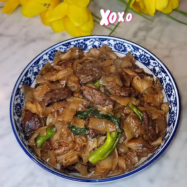 Steak Tips & Gai Lan Rice Noodles 😋